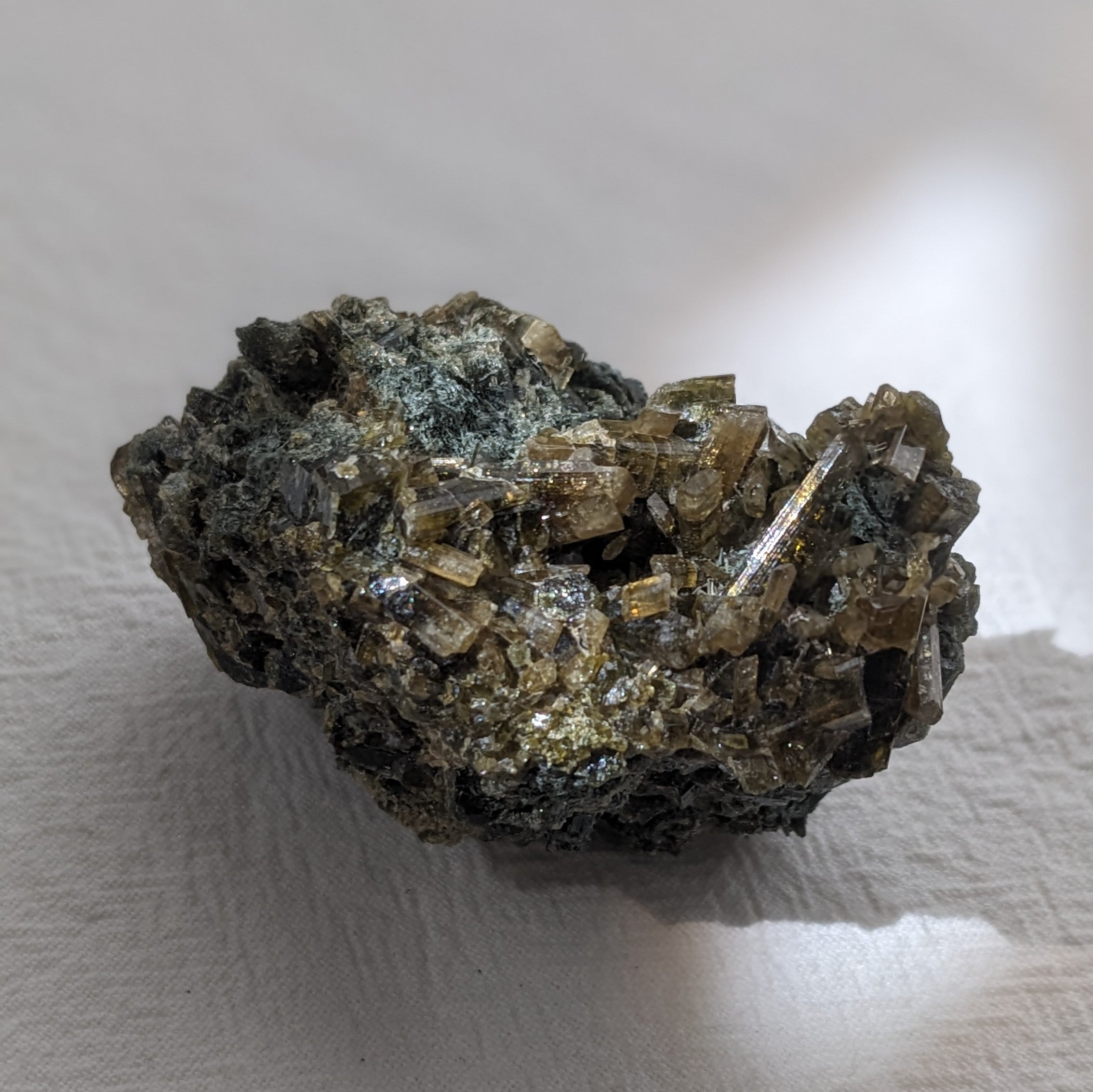 [EP03] Gemmy Epidote Cluster, Peru – Moonpath Stones